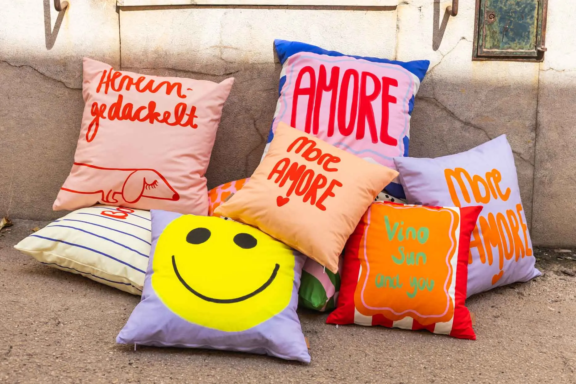 Summer Graphics – Abstrakte Kissen-Kollektion mit farbenfrohen Mustern ...